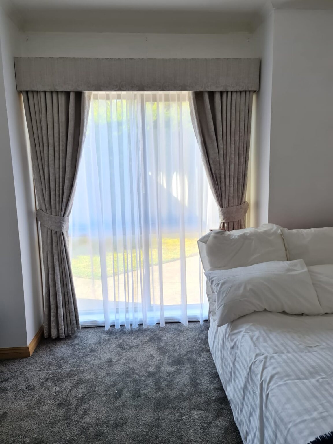 Pelmet with curtains – Joys and Blinds